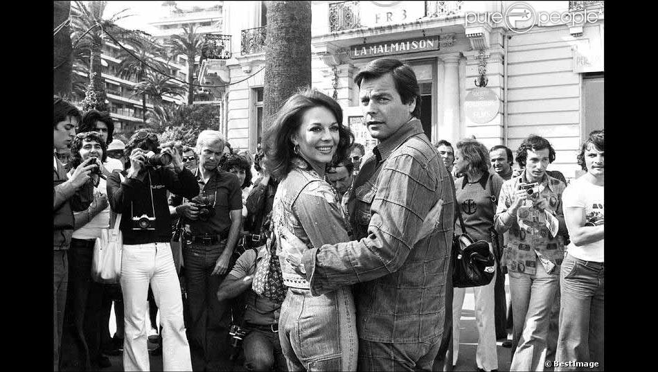 Natalie Wood et son mari Robert Wagner posent durant le festival de ...