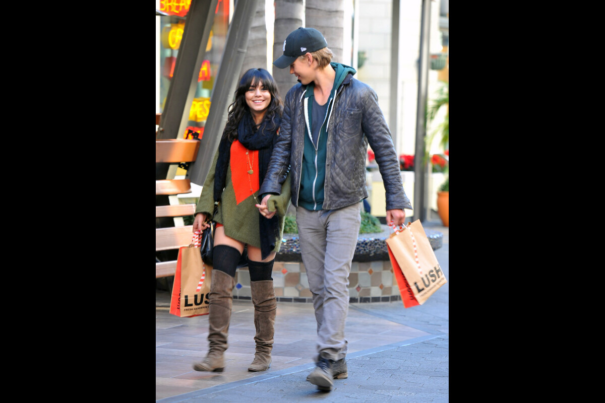 Photo : Vanessa Hudgens et Austin Butler, main dans la main, à Los ...