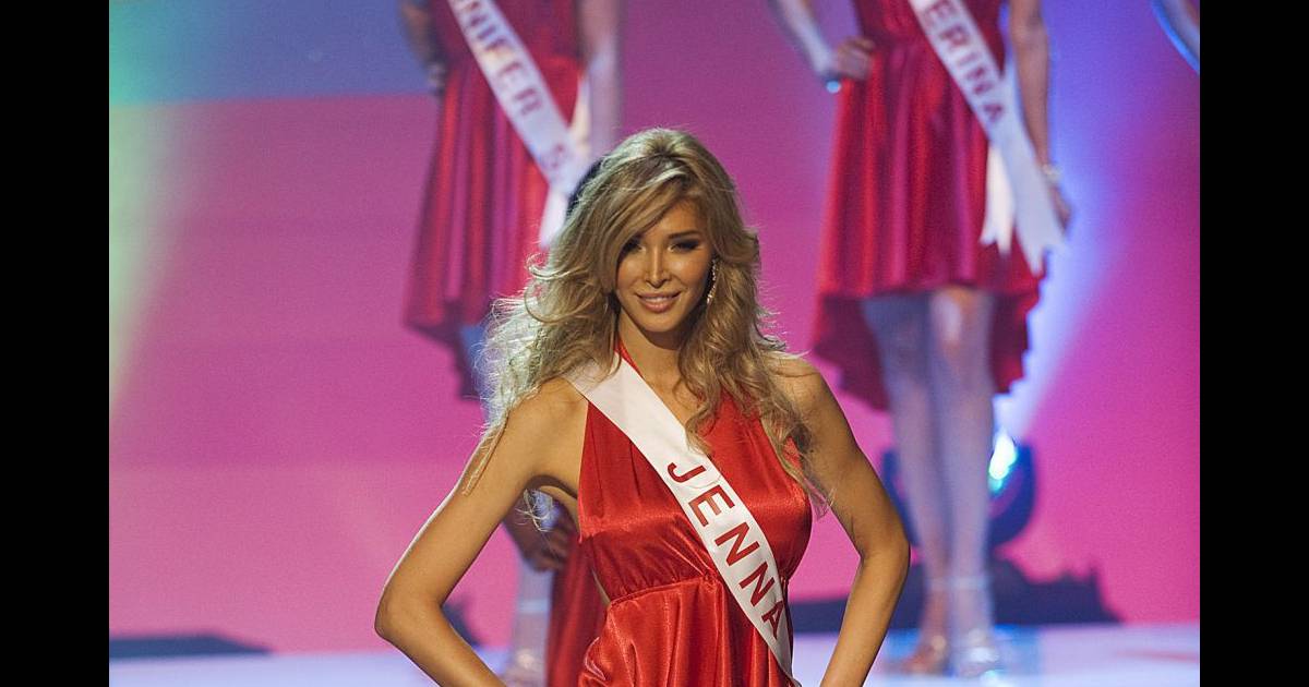 Jenna Talackova défile en robe courte lors du concours Miss Univers ...