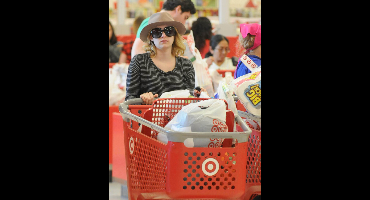 Photo : Emma Roberts se rend dans un supermarché Target à Los Angeles ...