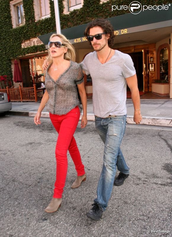 Sharon Stone, 54 ans : Décolleté transparent pour son beau mannequin de ...