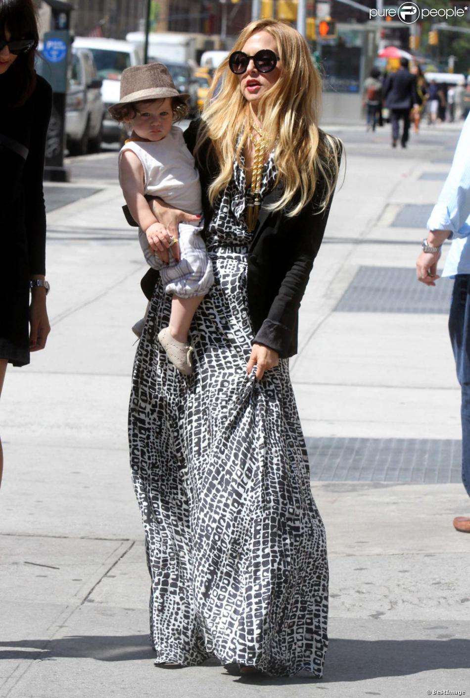 Rachel Zoe et son fils Skyler se promènent à New York, le 6 juin 2012 ...