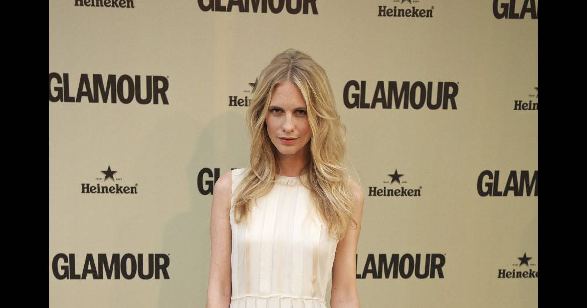 Poppy Delevingne, ravissante dans sa robe Jonathan Saunders, assiste à ...