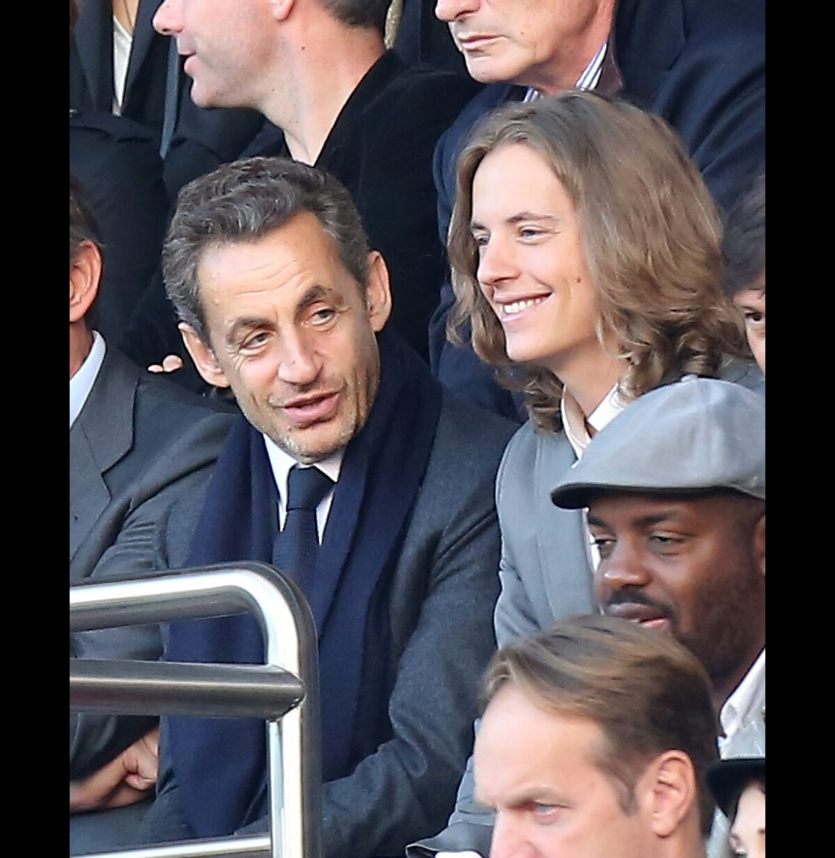 Photo : Nicolas Sarkozy et son fils Pierre, attentifs dans les gradins ...