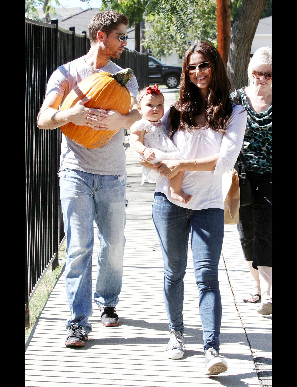 Photo : Roselyn Sanchez et son mari Eric Winter avec leur fille Sebella ...