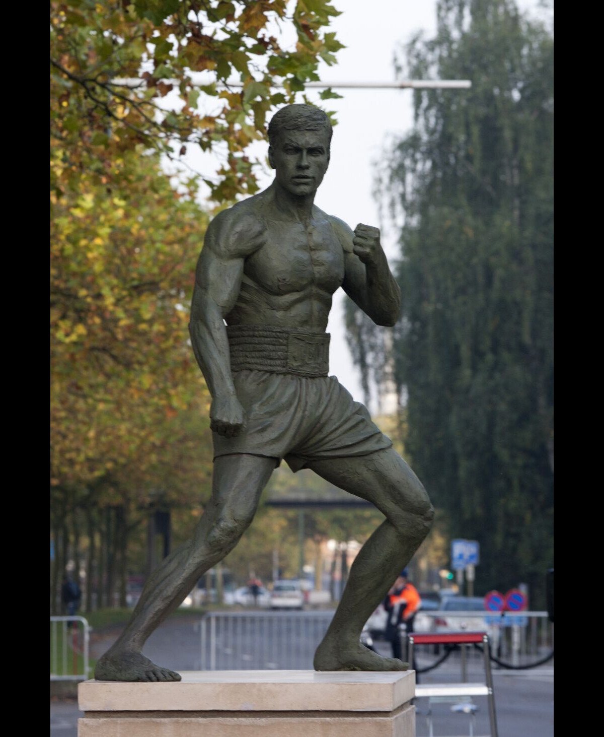 Photo : La statue de bronze à l'effigie de Jean-Claude Van Damme à ...