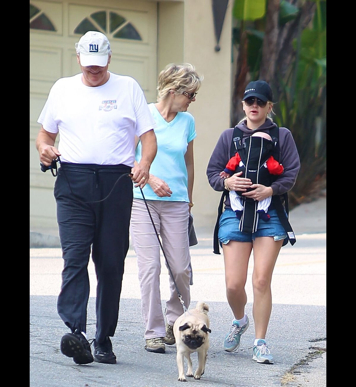 Photo : L'actrice Anna Faris se promène avec son fils Jack et ses ...