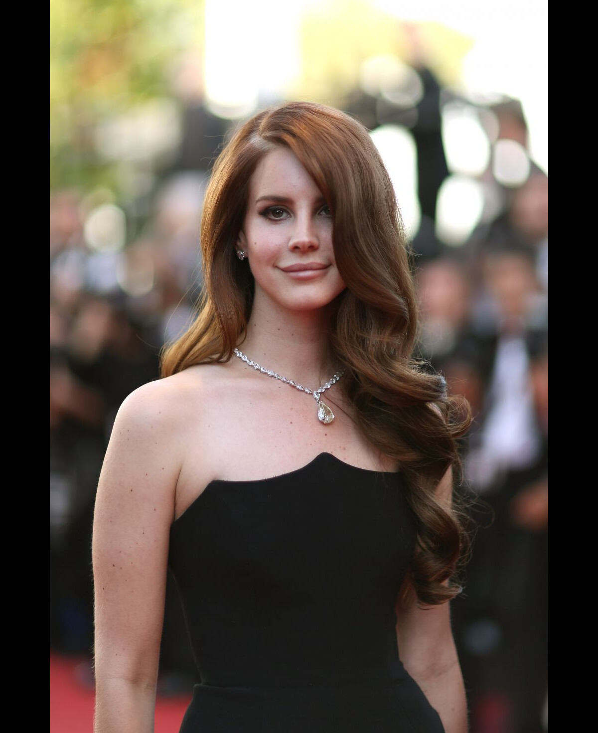 Vidéo : Lana Del Rey lors du Festival de Cannes. Mai 2012. - Purepeople