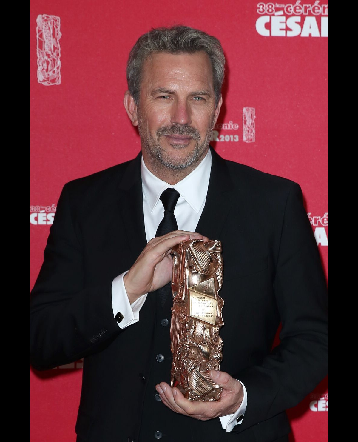 Photo : Kevin Costner et son César d'honneur lors de la cérémonie des ...