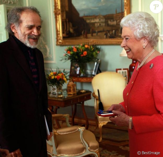 Elizabeth II : Très en joie pour récompenser la poésie et John Agard ...
