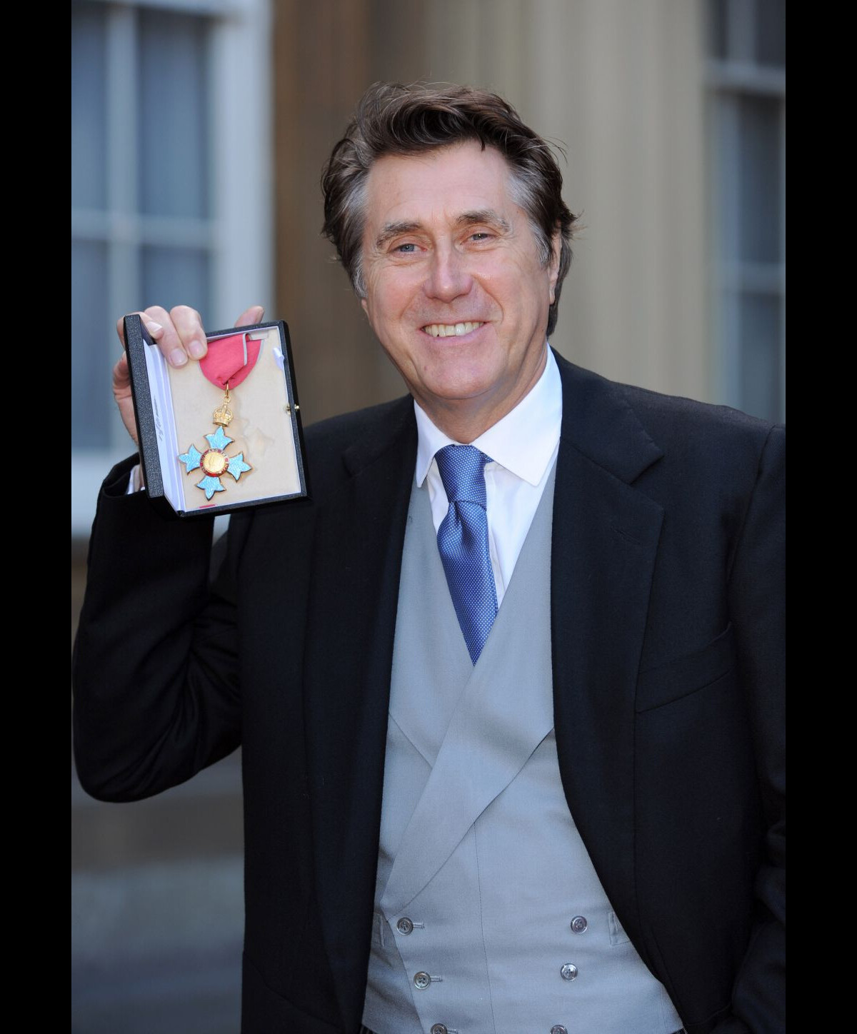 Photo : Bryan Ferry à Buckingham Palace où il a reçut les insignes de ...