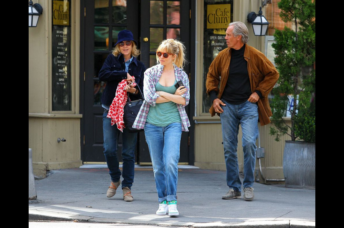 Photo : Sienna Miller et ses parents Josephine et Edwin à la sortie du ...
