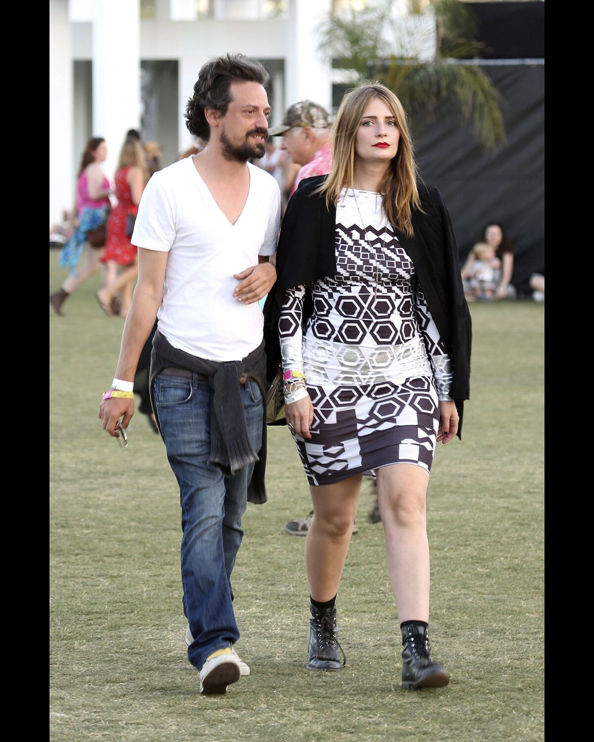 Photo : Mischa Barton et un ami au festival de musique de Coachella, à ...