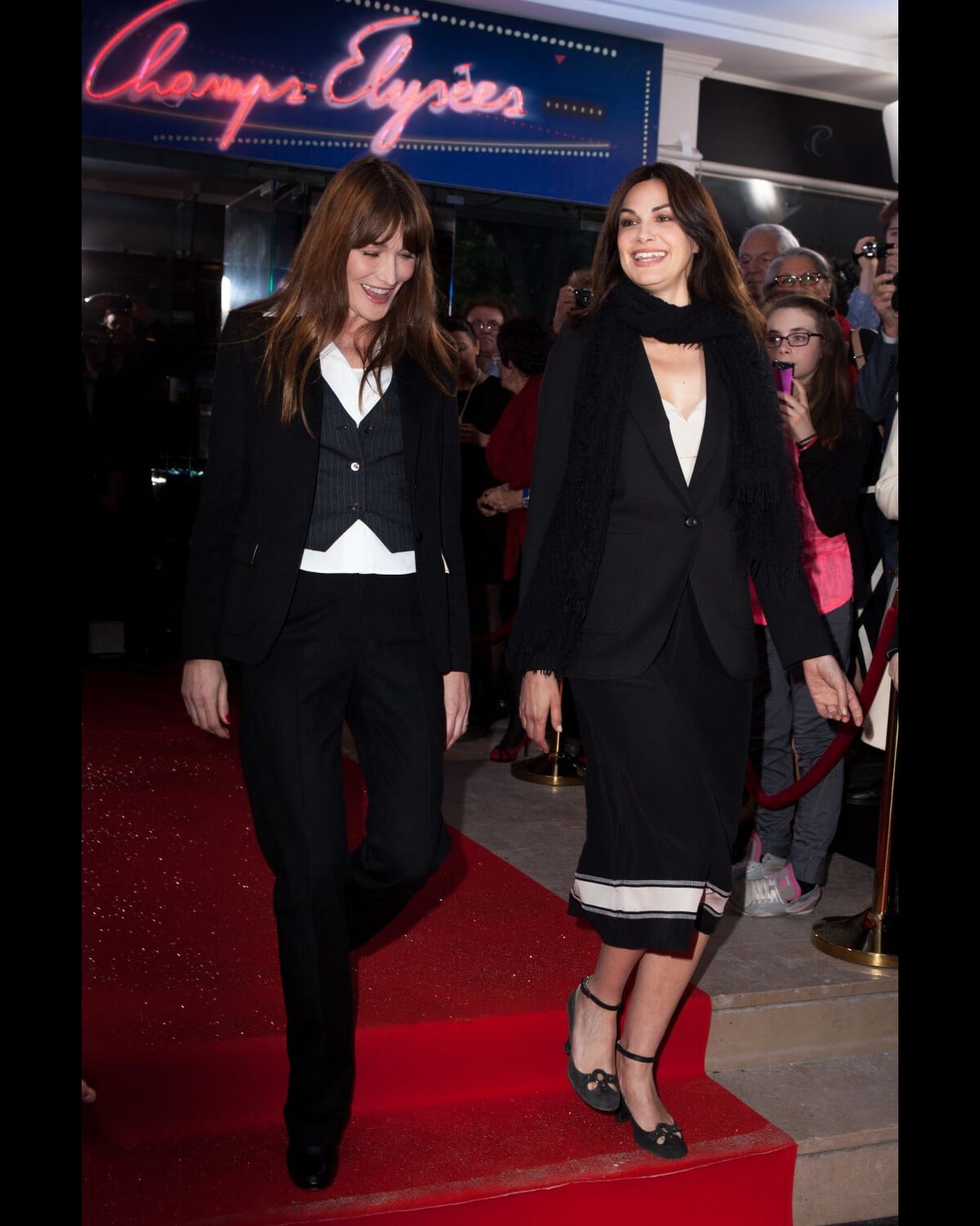 Photo : Carla Bruni et l'actrice Helena Noguerra arrivent à l ...