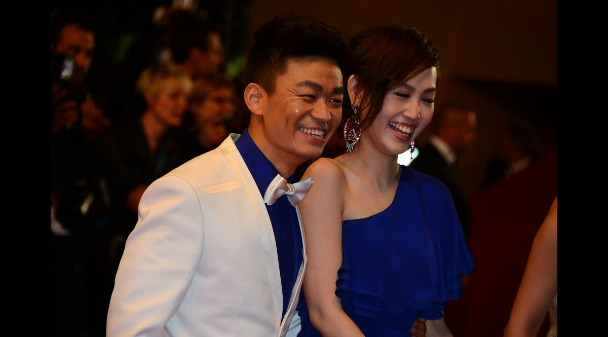 Photo : Meng Li et Baoqiang Wang lors de la montée des marches du Palais des Festivals à Cannes ...