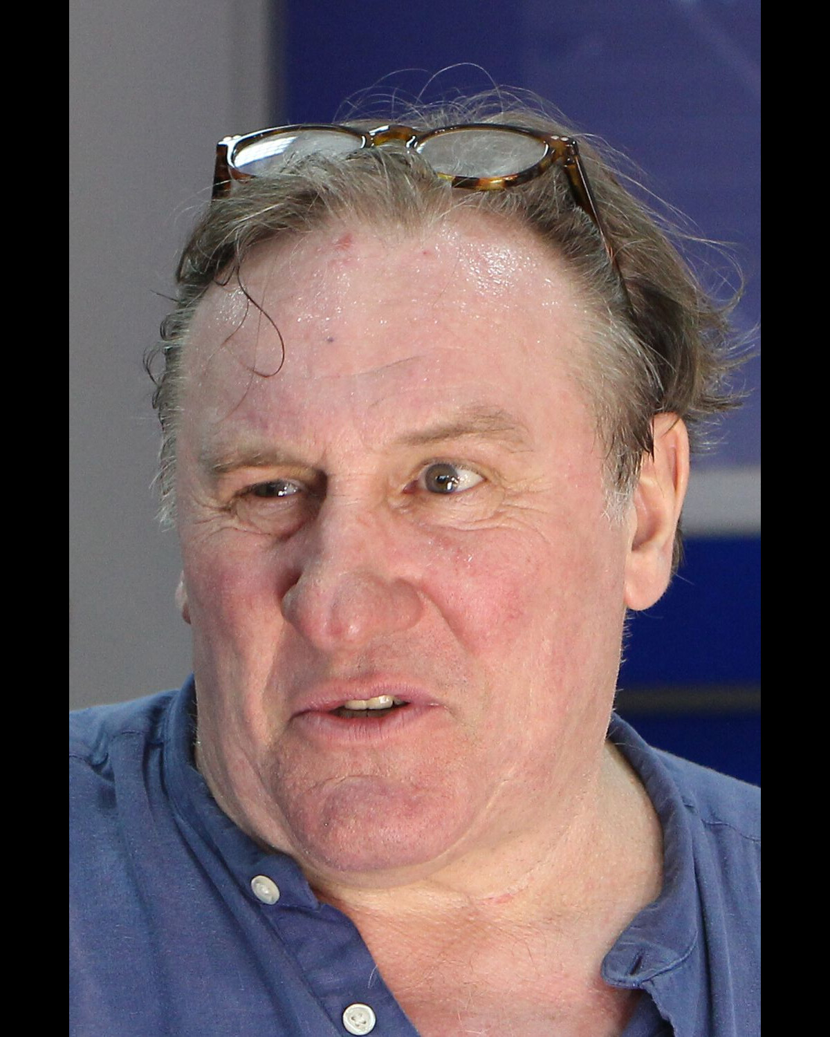 Photo : Le comédien Gérard Depardieu montre sa feuille d'imposition ...