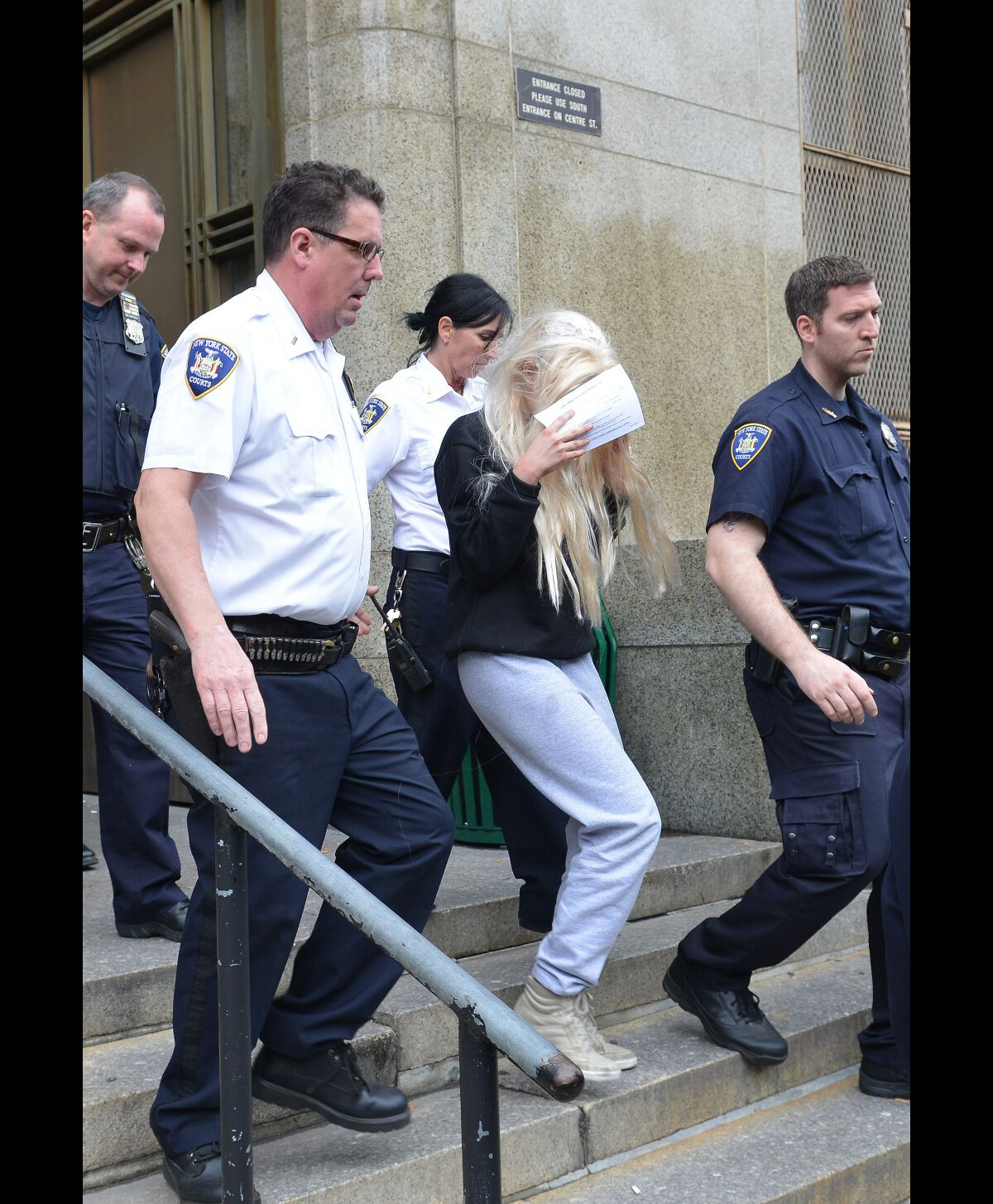 Photo : Amanda Bynes à la sortie du tribunal de Manhattan après avoir ...