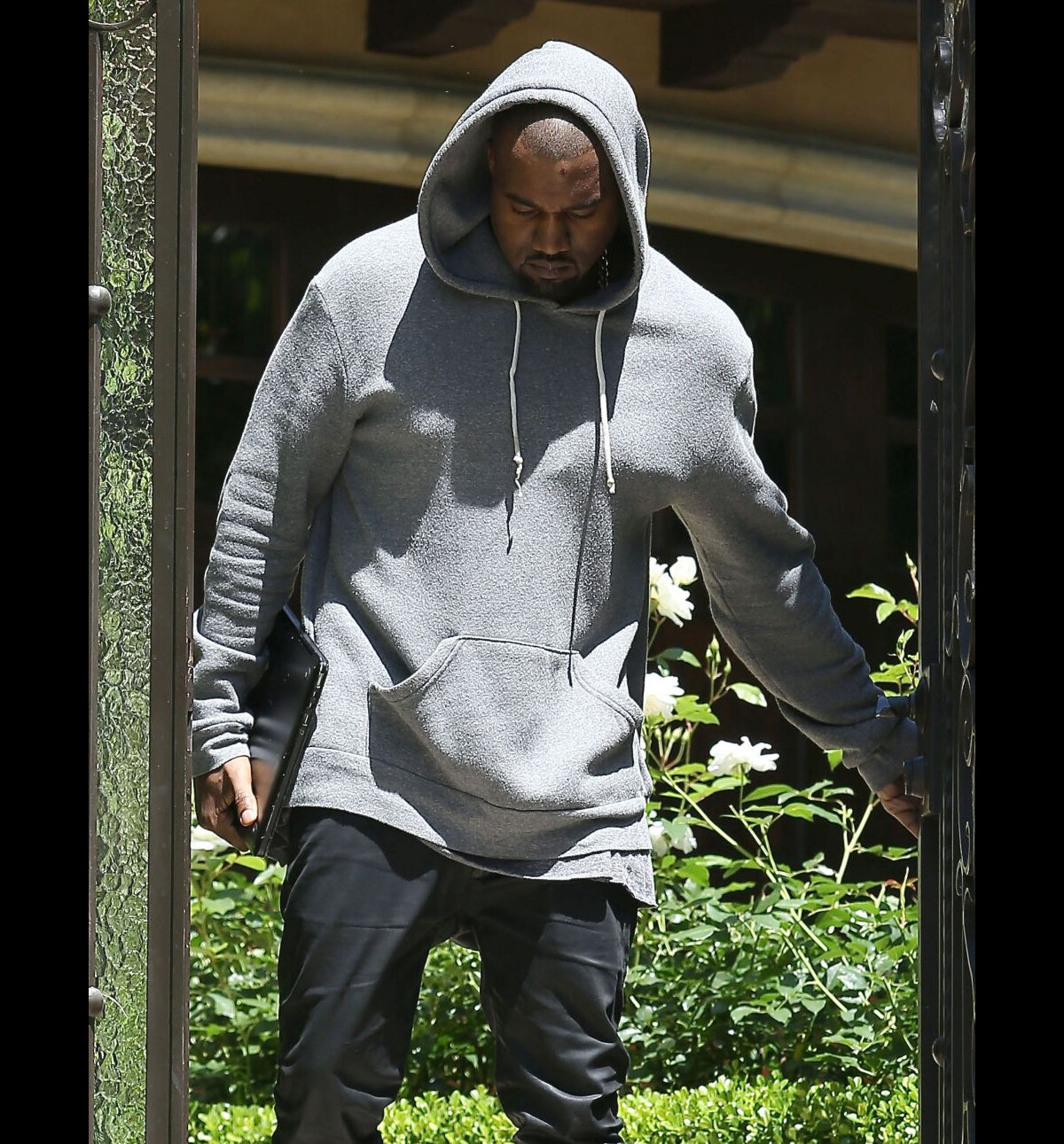 Photo : Kanye West avec une blessure au front suite à un petit accident ...