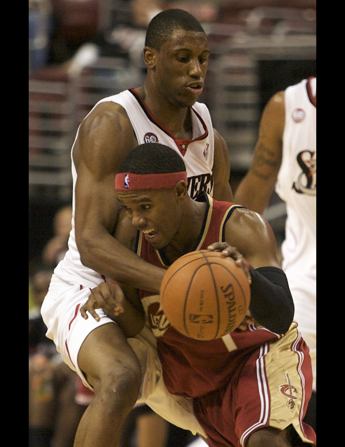 Photo : Daniel Gibson s'arrache du marquage de Royal Ivey des 76ers le ...