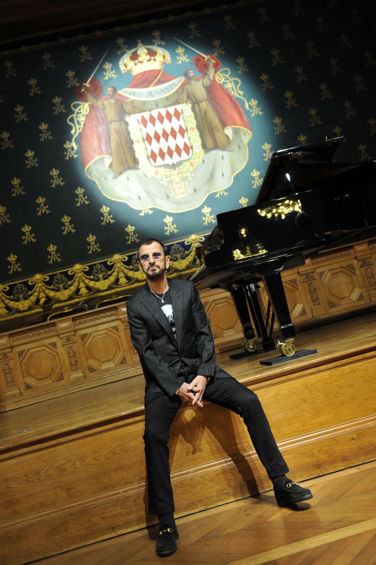Photo : Ringo Starr reçoit sa decoration de Commandeur des arts de des ...