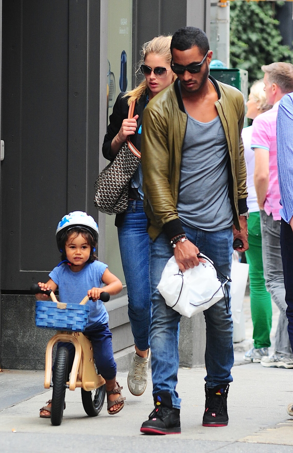Photo : Doutzen Kroes se balade ne famille avec son époux Sunnery James ...