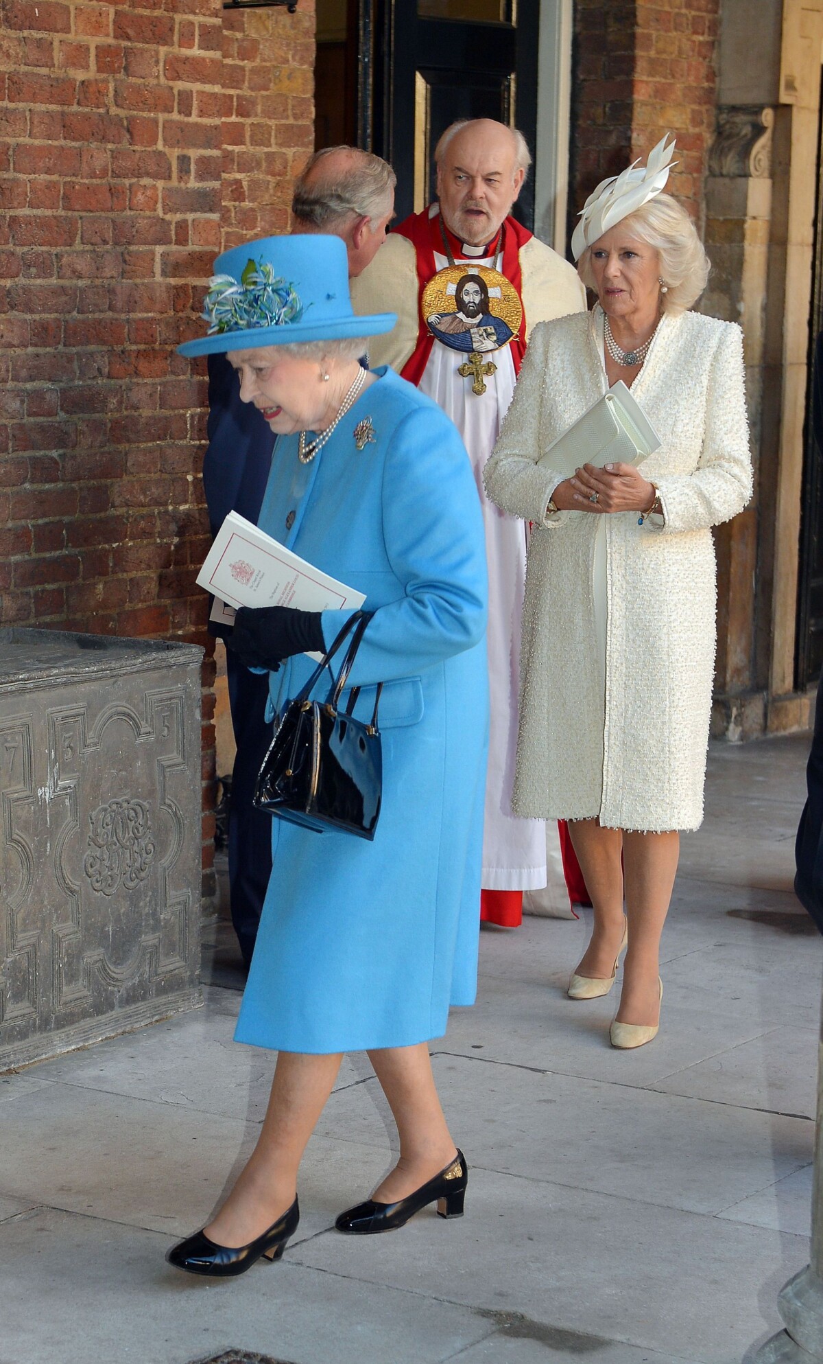 Photo : La reine Elizabeth II dans un ensemble Stewart Parvin bleu ciel ...