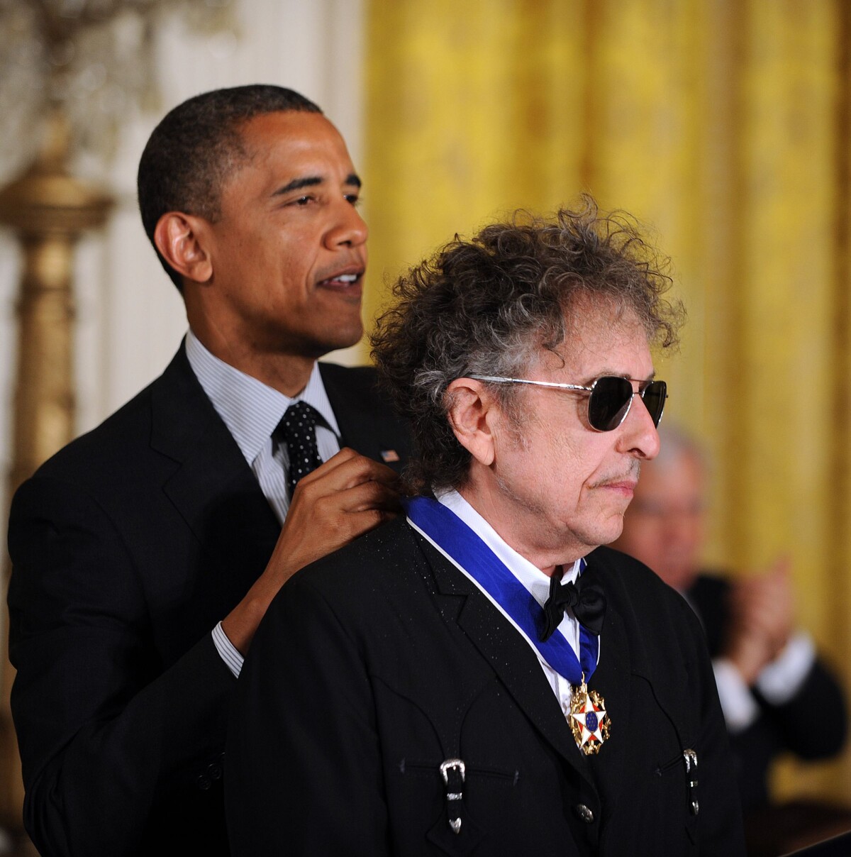 Photo : Bob Dylan reçoit la médaille de la liberté des mains de Barack ...