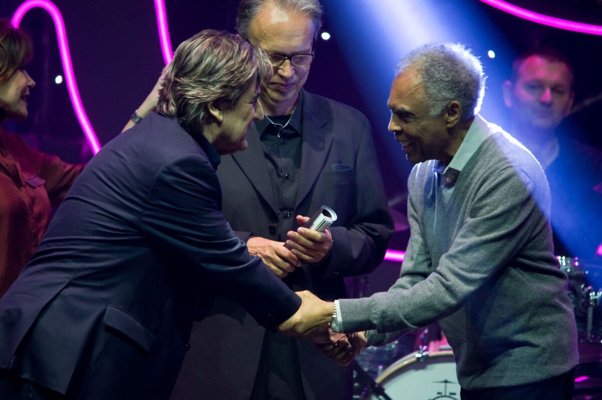 Photo : Serge Lama salue Gilberto Gil lors de la clôture de la ...