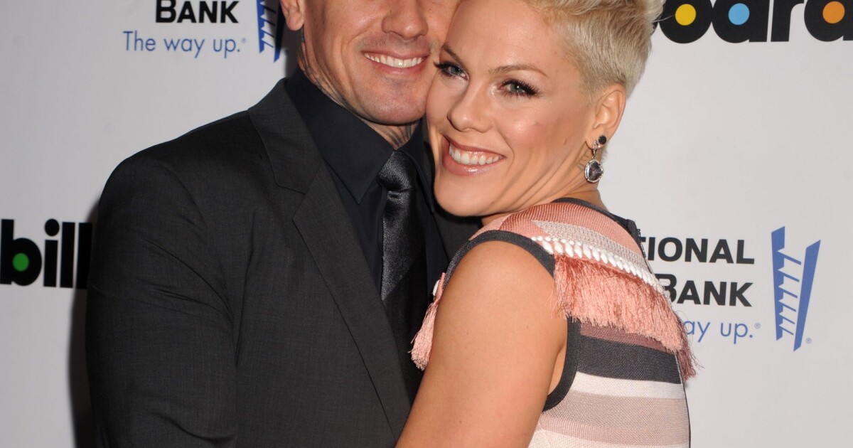 Pink : Femme de l'année radieuse et comblée avec son mari Carey Hart ...