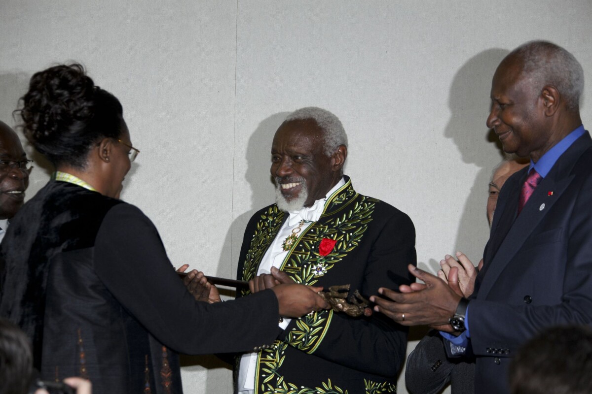 Photo : Marieme Sall, Ousmane Sow, Abdou Diouf lors de l'intronisation ...