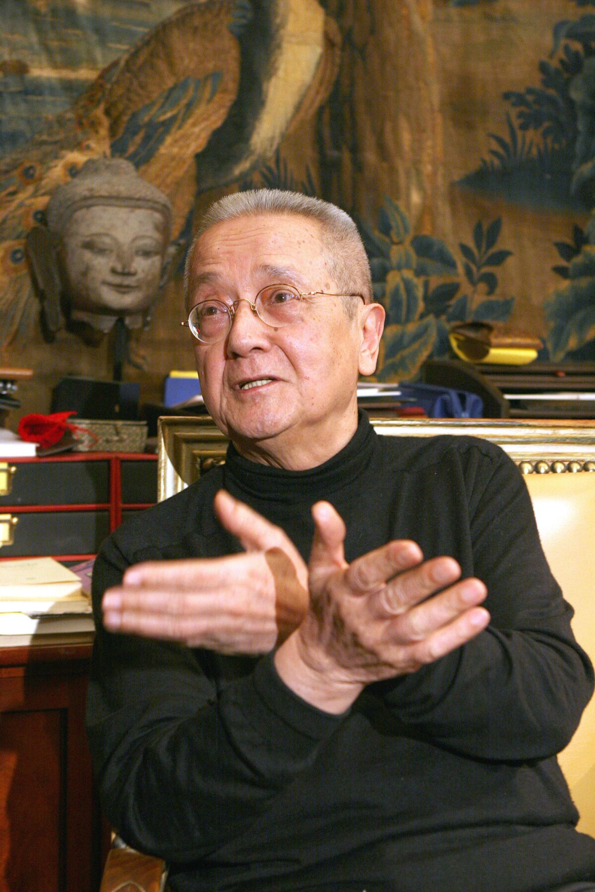 Photo : L'avocat Jacques Vergès dans son cabinet parisien en 2005. Il s ...