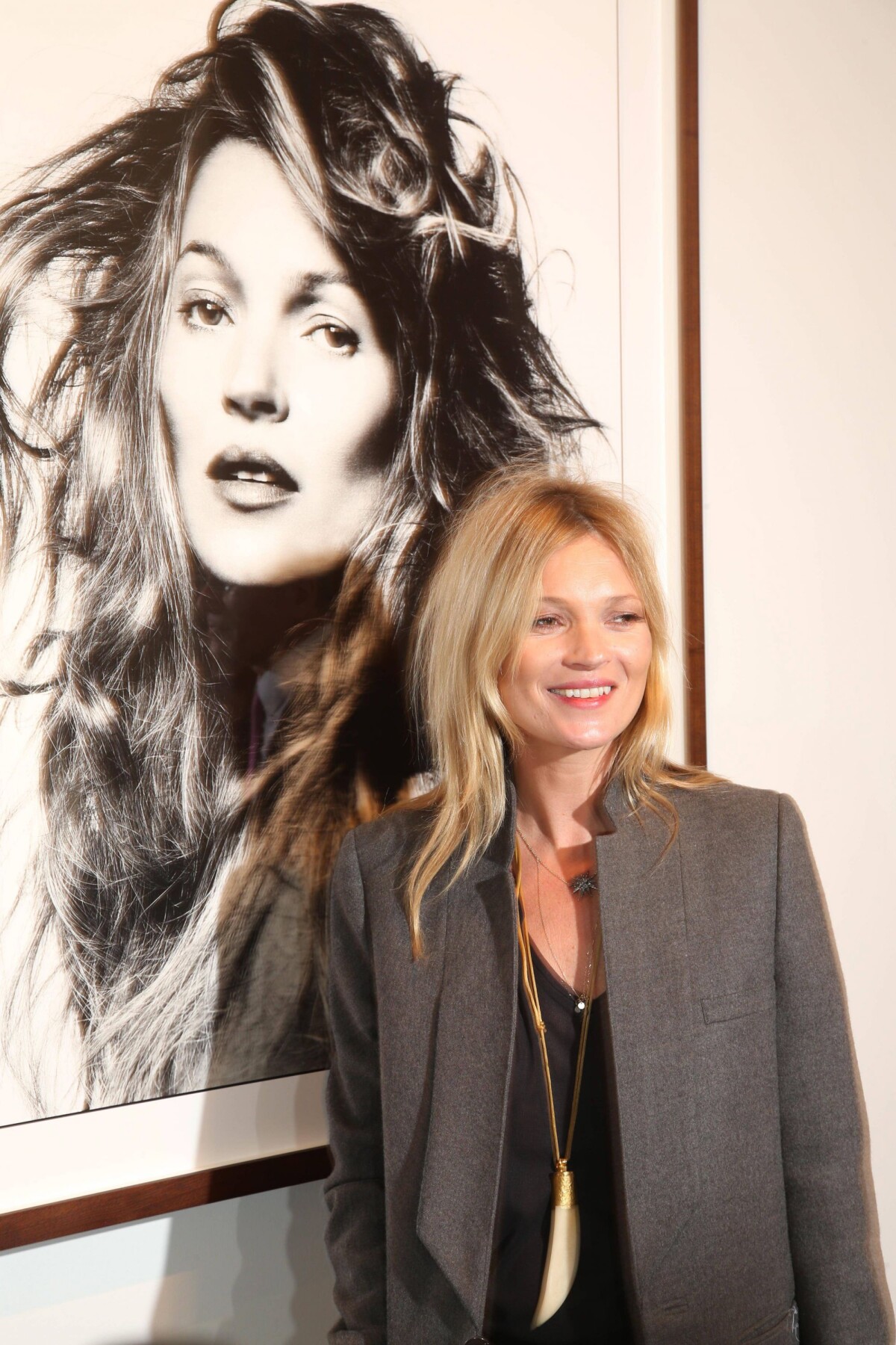 Photo : Kate Moss pose à côté de son portrait lors du vernissage de l ...