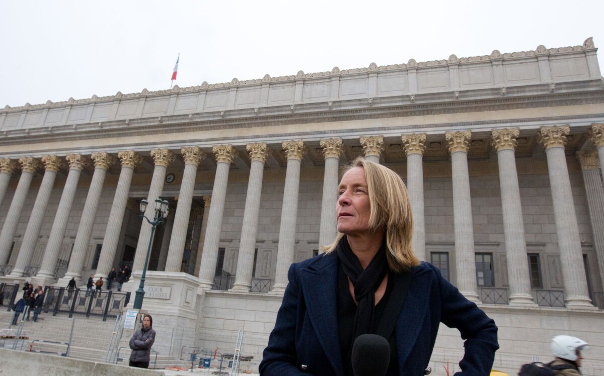 Photo : Isabelle Demongeot devant le tribunal de Lyon, le 15 novembre ...