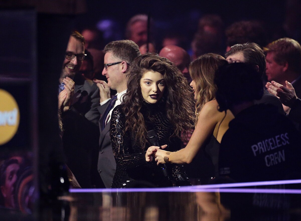 Vidéo : Lorde à l'O2 Arena de Londres lors des Brit Awards 2014, le 19 ...