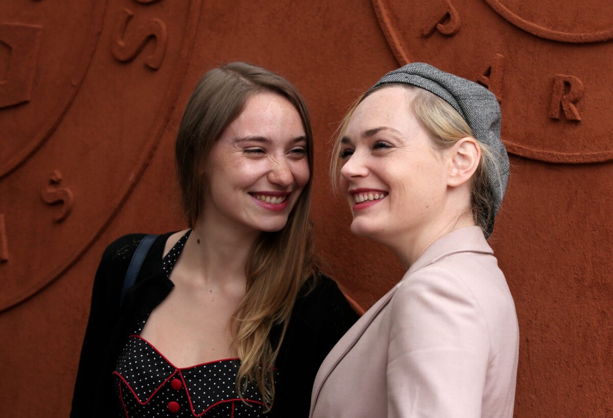 Photo : Julie Judd et Déborah François au Village Roland-Garros à Paris ...