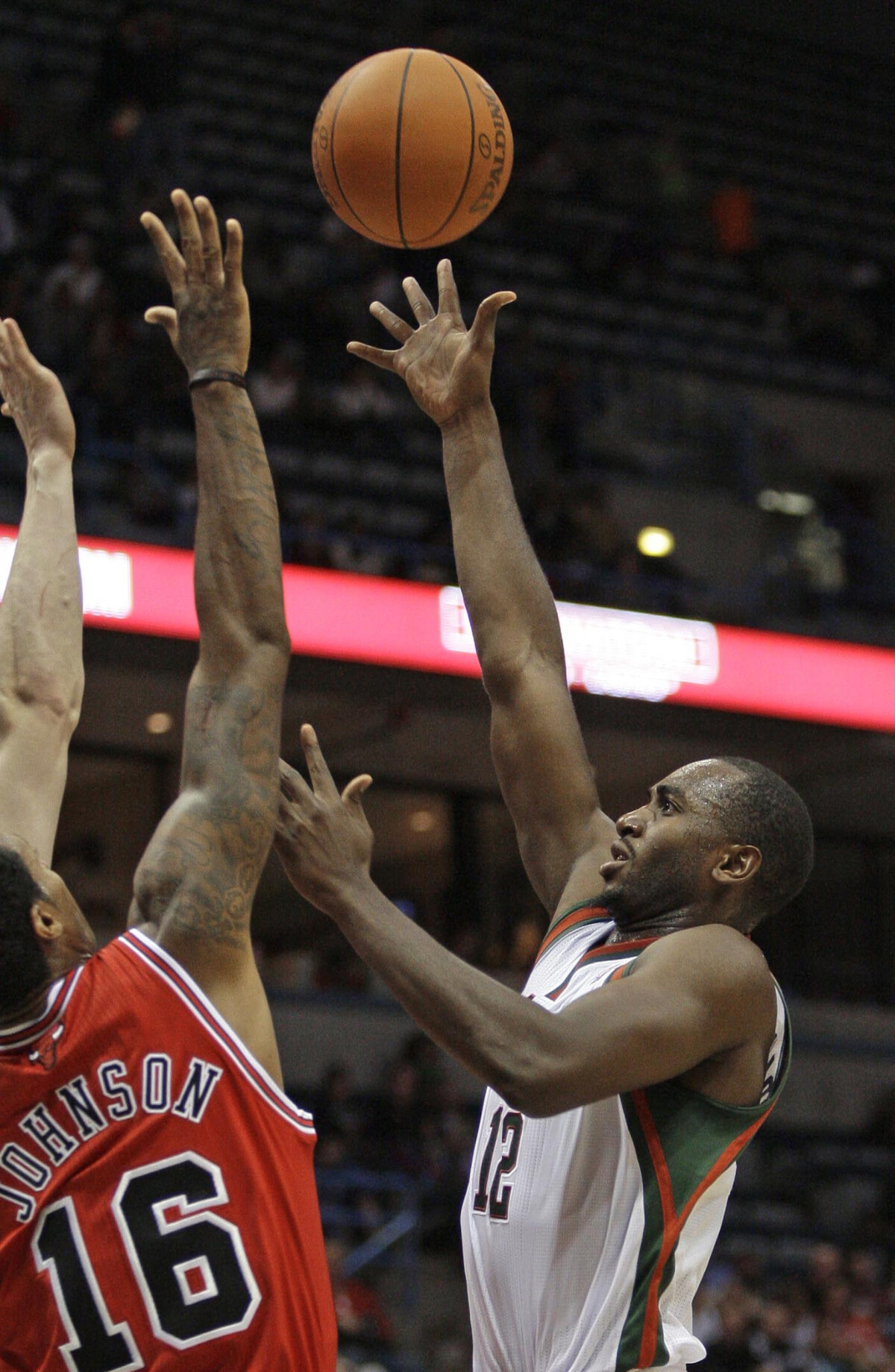 Photo : Luc Mbah et James Johnson à Milwaukee, le 5 octobre 2010 ...