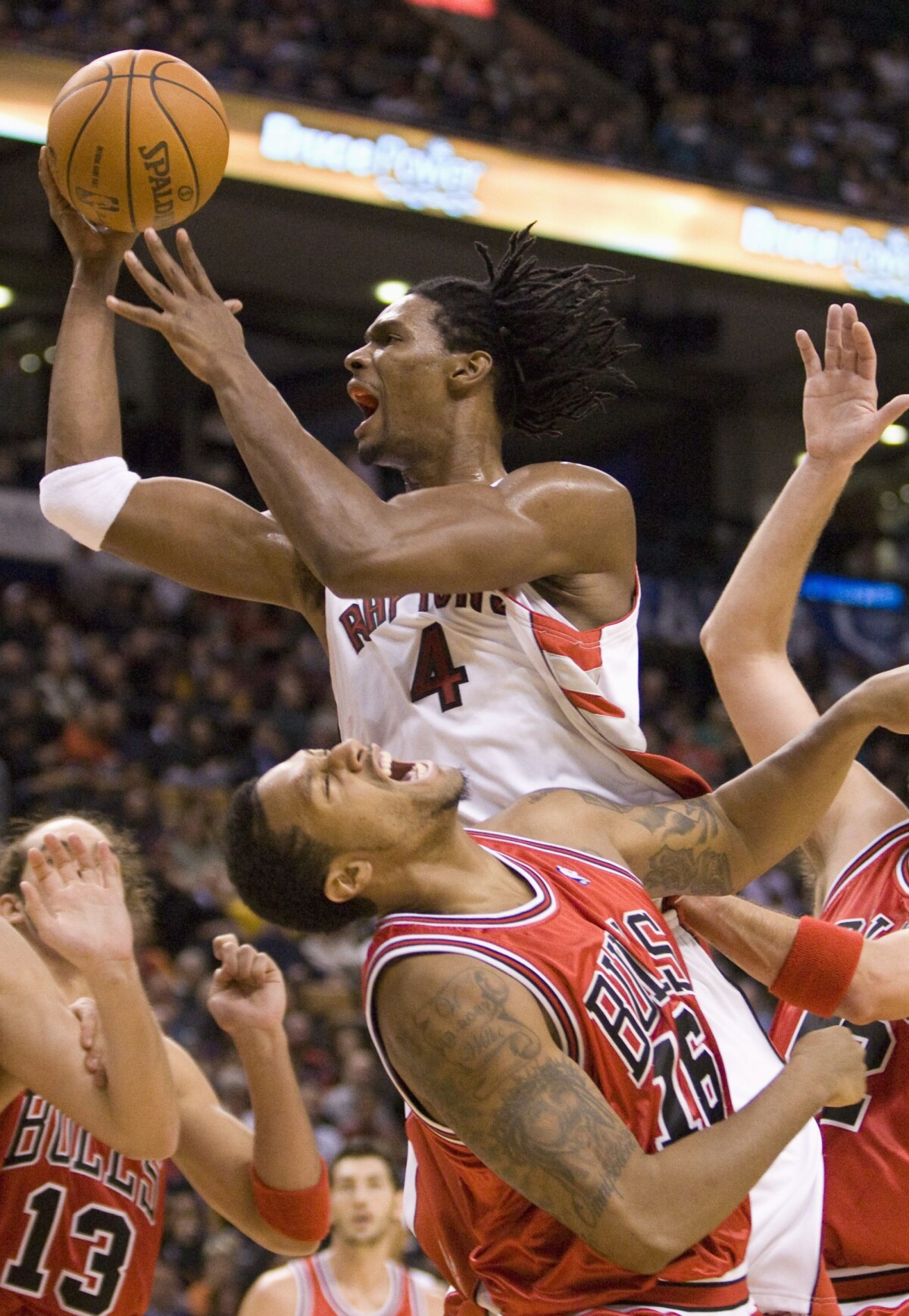 Photo : Chris Bosh et James Johnson à Toronto, le 11 novembre 2009 ...