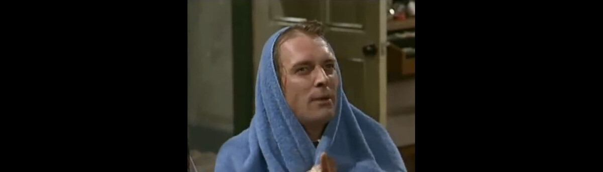 Photo : Rik Mayall dans la sitcom Bottom (1991-1995). - Purepeople