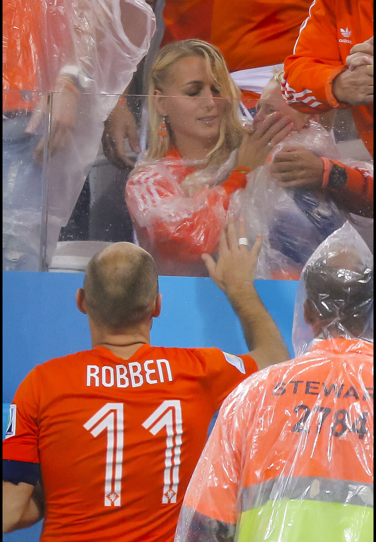 Photo : Arjen Robben tente de consoler son fils aîné Luka, en larmes et ...