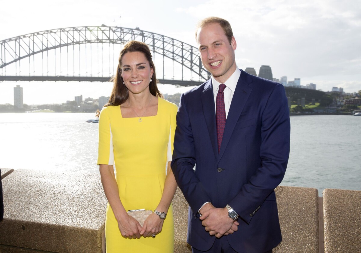 Photo : Le prince William et Kate Middleton posant devant la rade de ...