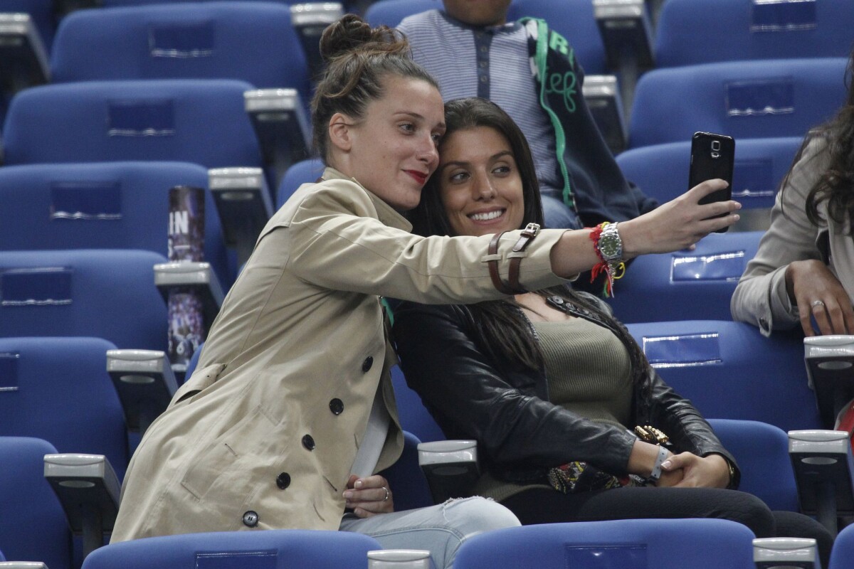 Photo : Fanny, la compagne de Loïc Rémy et Ludivine Sagna lors du match ...