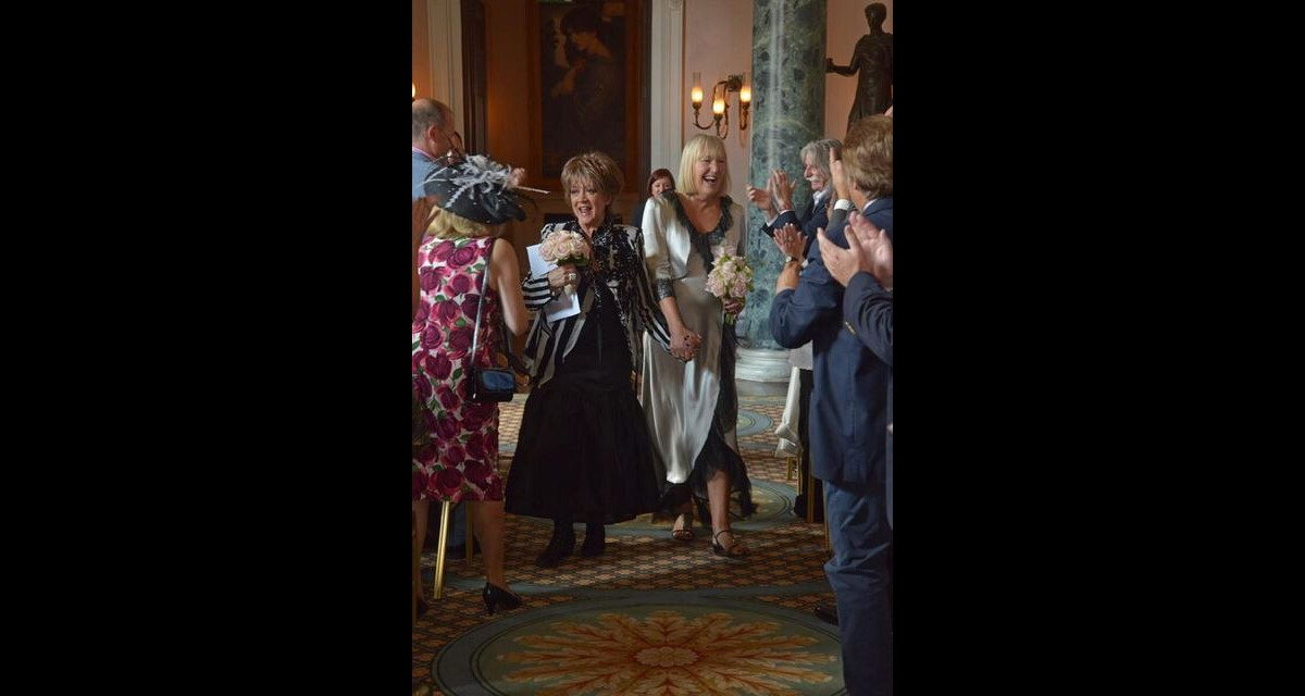 Photo : Amanda Barrie et sa femme Hilary Bonner, le 12 septembre 2014 ...