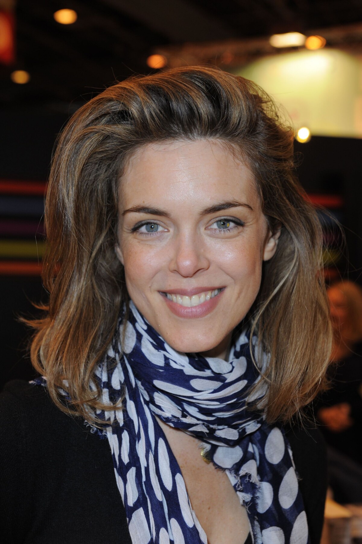 Photo : Julie Andrieu au Salon du livre à la Porte de Versailles en ...
