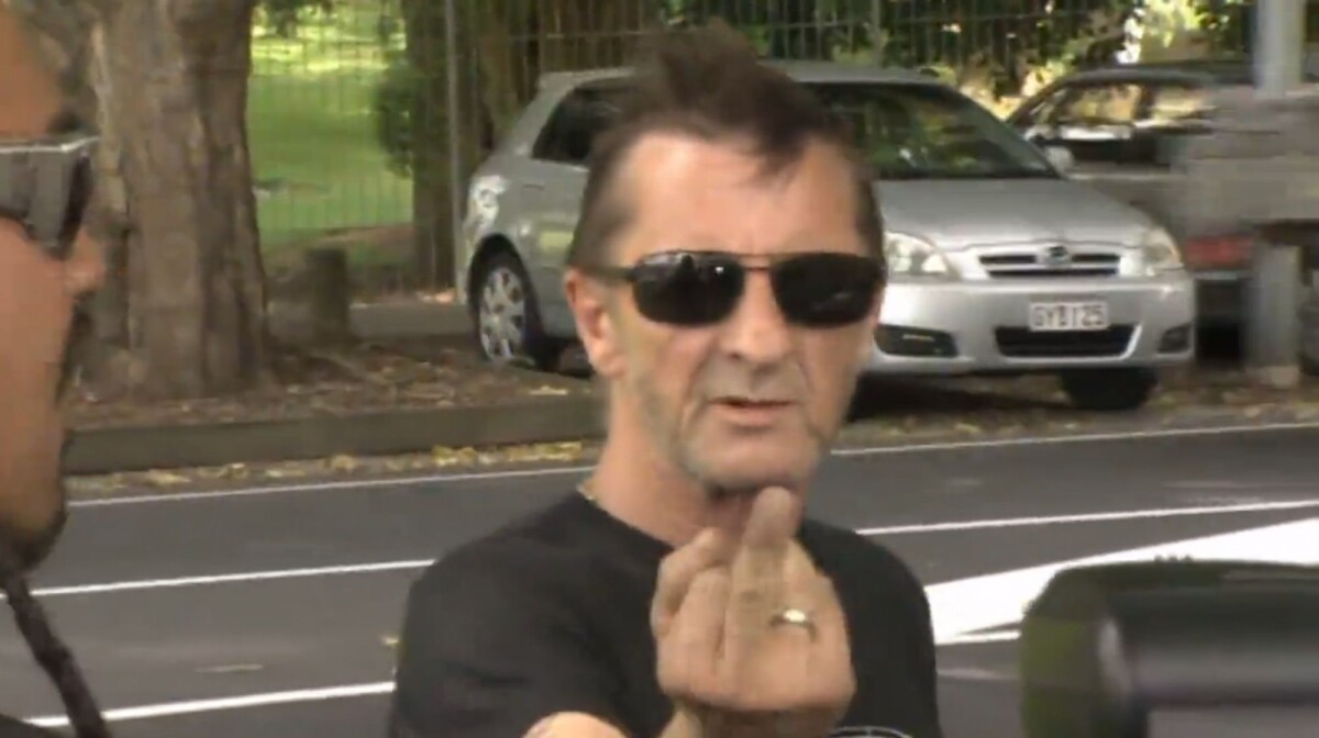 Photo : Phil Rudd d'AC/DC à sa sortie du tribunal de Tauranga (Nouvelle ...