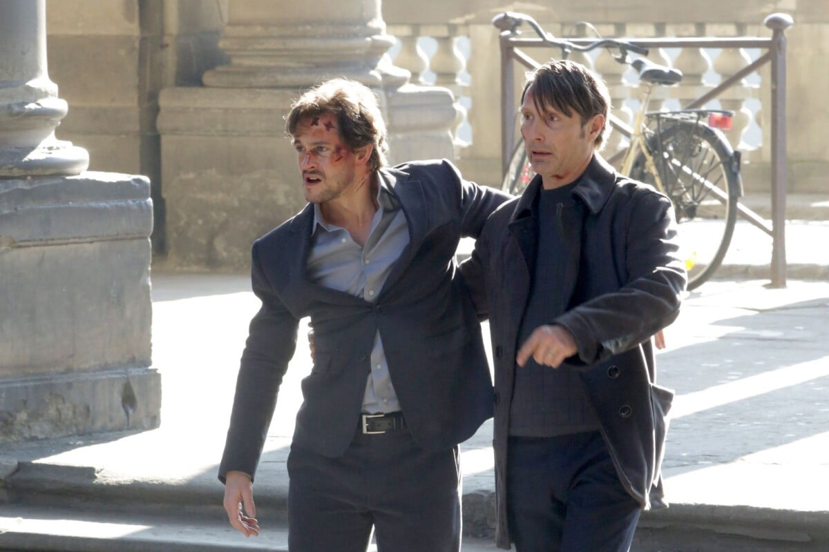 Photo : Mads Mikkelsen et Hugh Dancy sur le tournage de la saison 3 de ...
