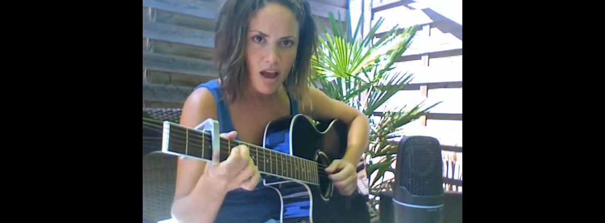 Vidéo : Natalia Doco interprète Mucho Chino en live. - Purepeople