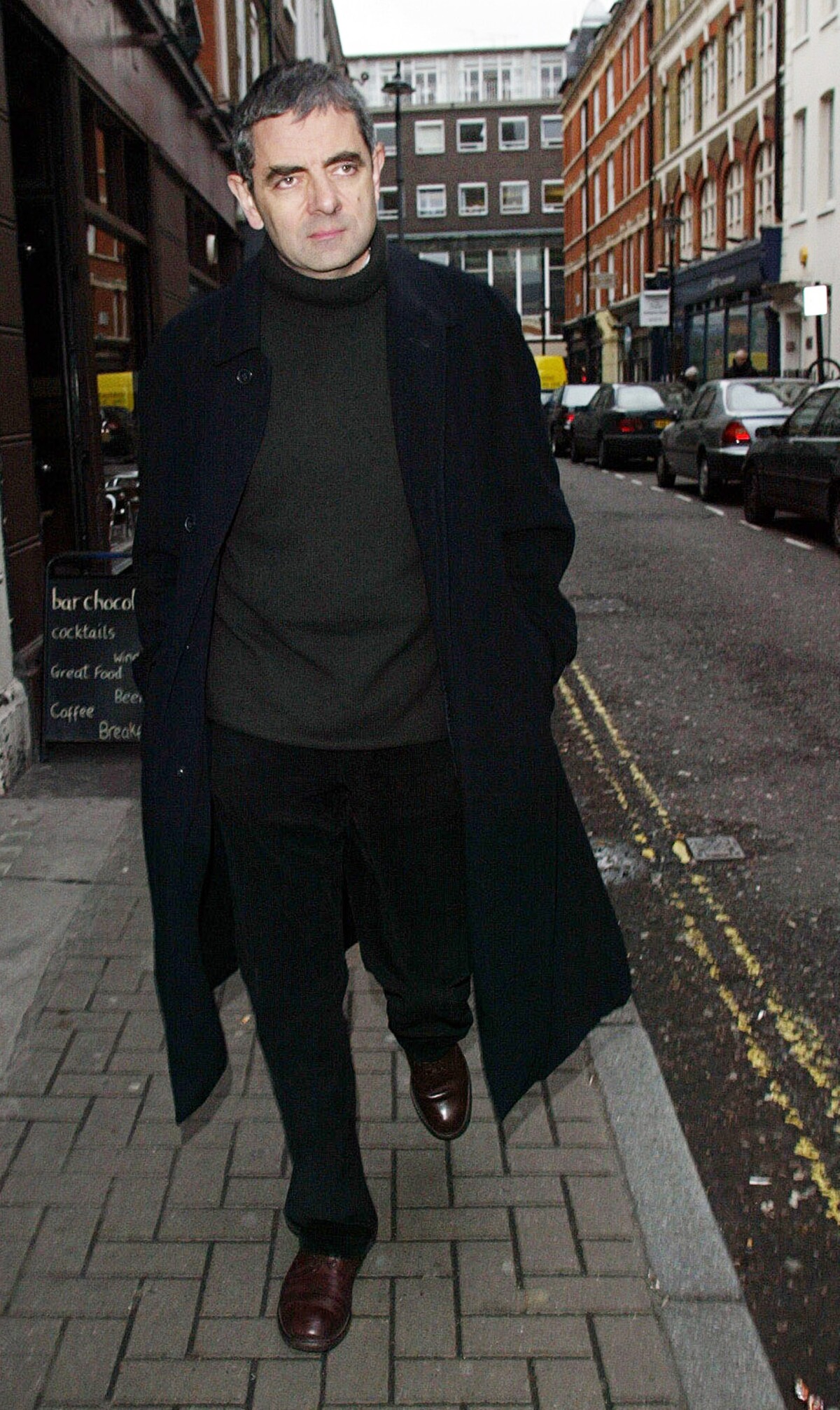 Photo : Rowan Atkinson se balade dans les rues de Londres, le 20 mars ...