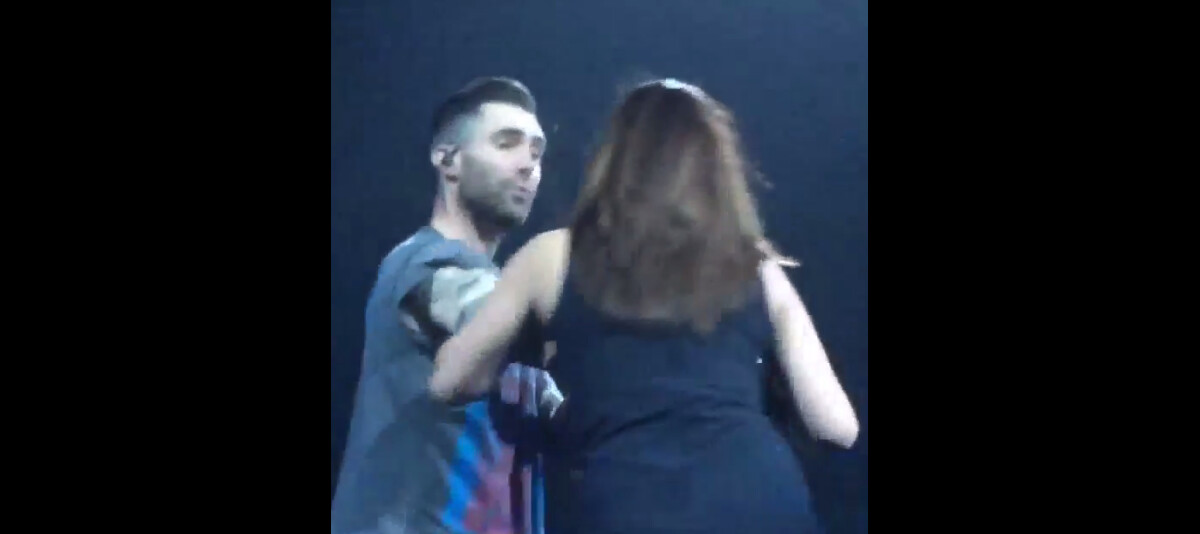 Photo : Le chanteur Adam Levine agressé par une fan hystérique lors d'un concert à Anaheim, le 6 ...