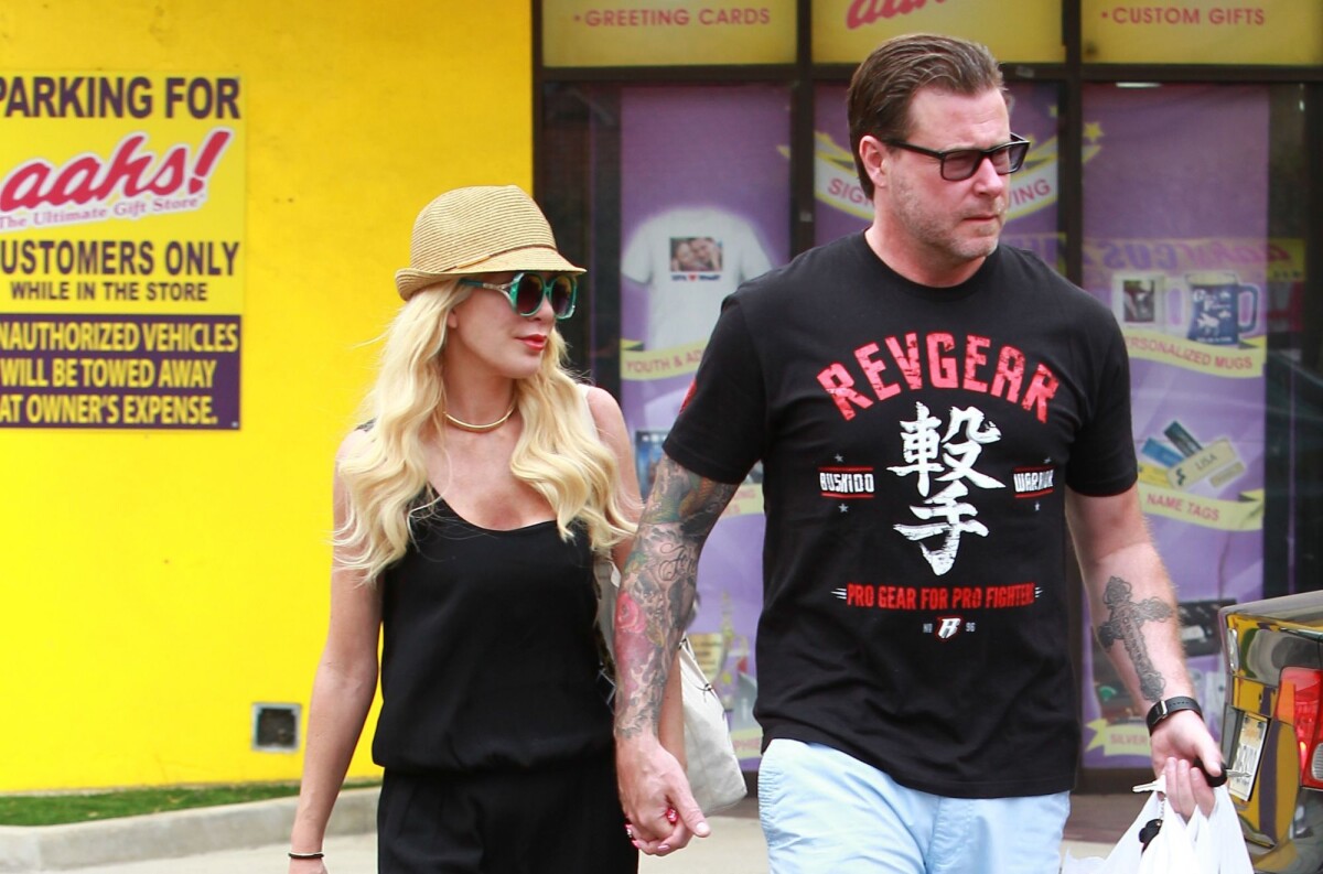 Photo : Tori Spelling et son mari Dean McDermott se promènent main dans ...