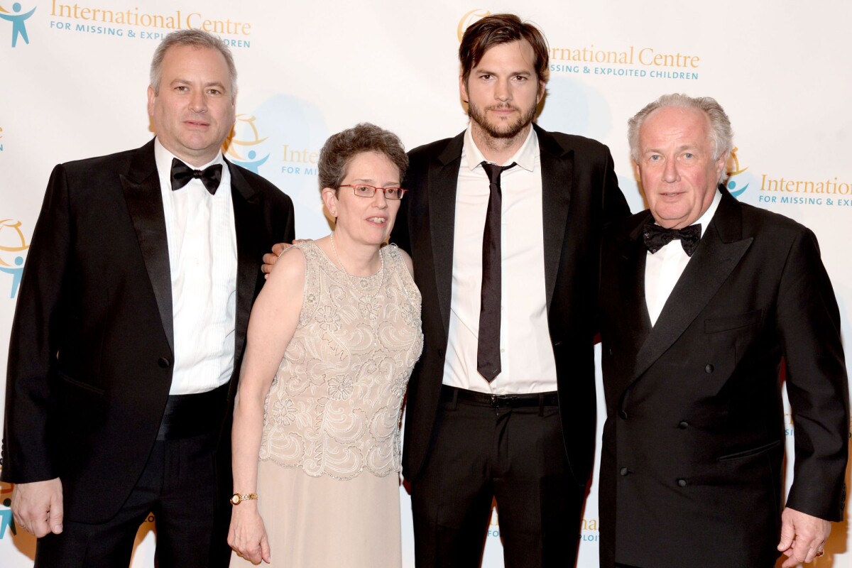 Photo : Tim Cranton, Maura Harty, Ashton Kutcher et Franz Humer ...